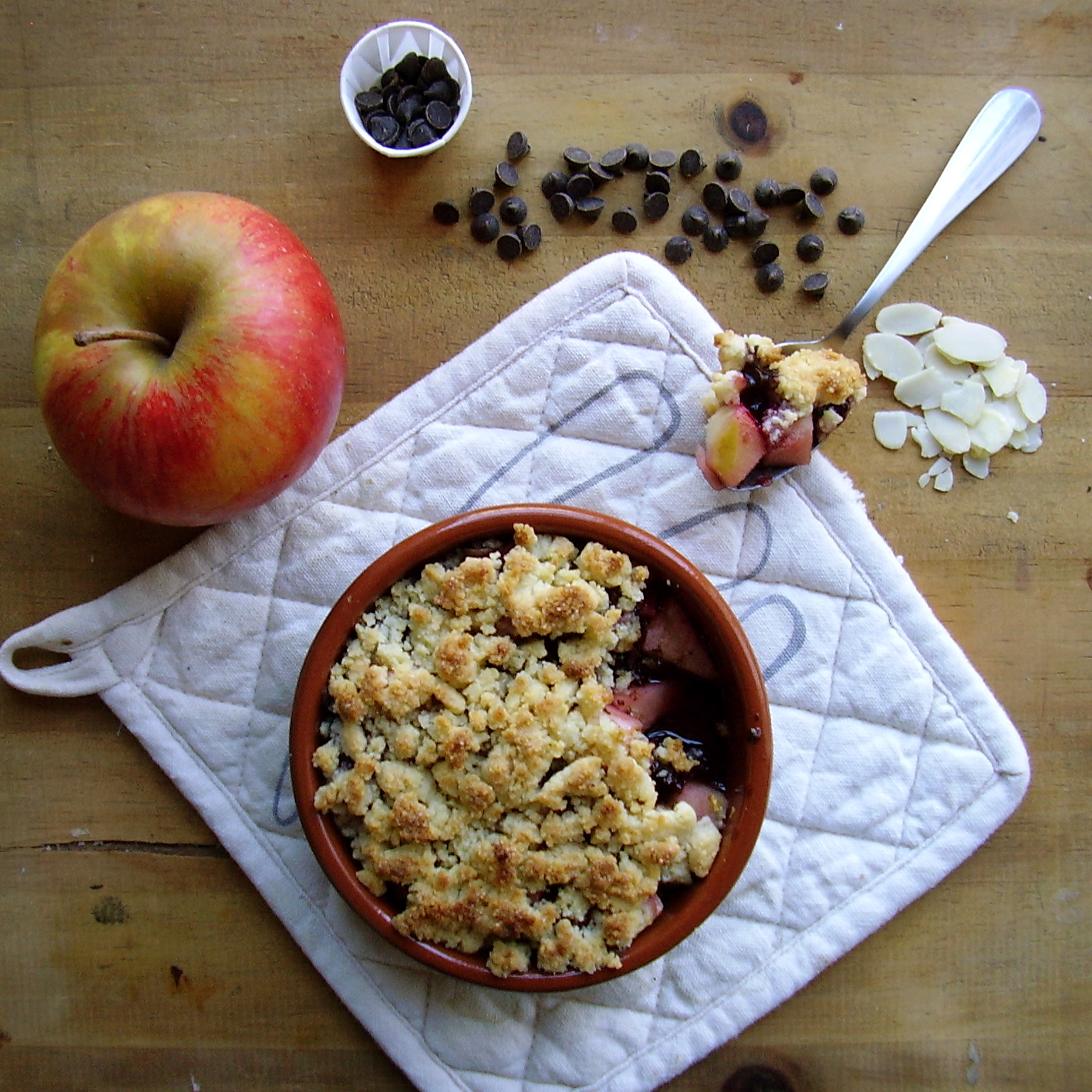 Crumble pomme-cerise-pépites de chocolat - Toque de Choc